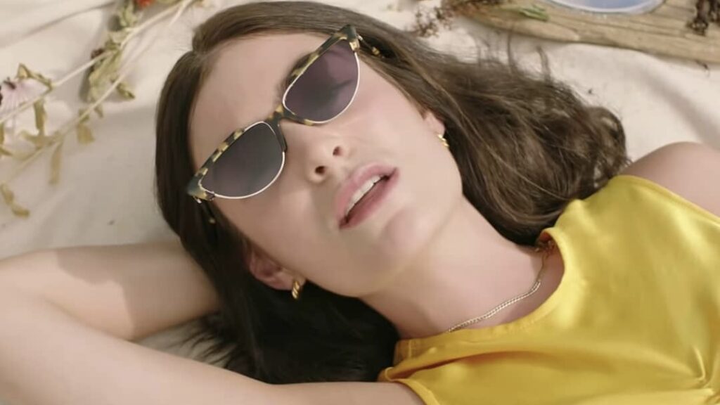 faixa do álbum 'Solar Power'; Assista!"