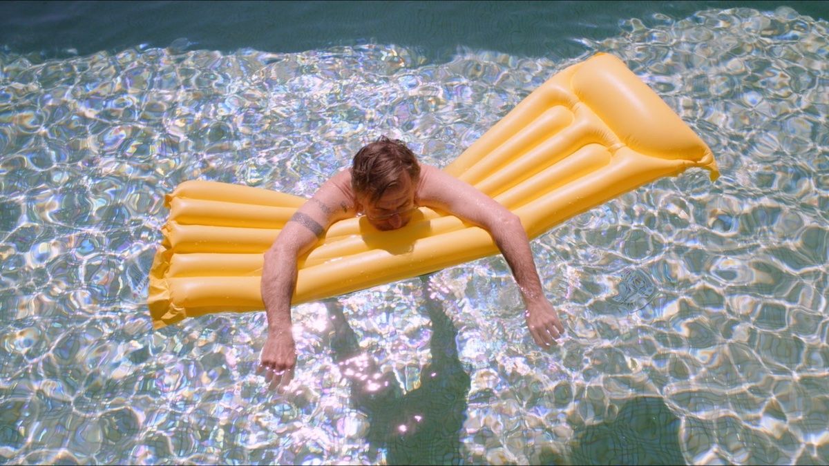 Crítica | Sundown: Tim Roth em surpreendente drama dirigido pelo ...