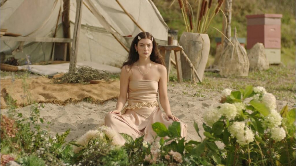 faixa do álbum 'Solar Power'; Assista!"