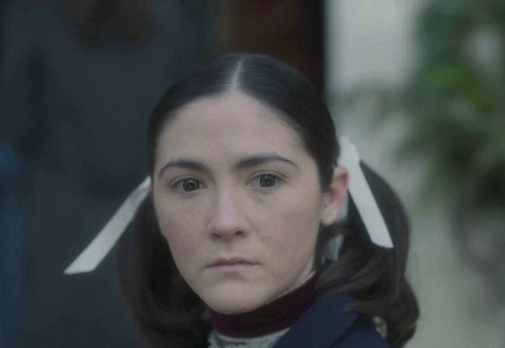 Esther retorna no novo cartaz SINISTRO da sequência 'A Órfã 2: A Origem ...