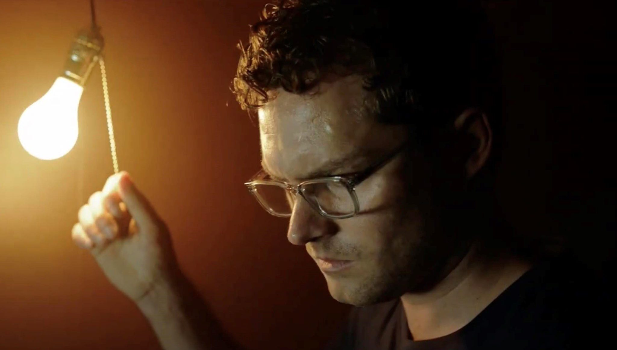 Finn Jones é assombrado pelo seu doppelgänger no trailer de ‘The ...