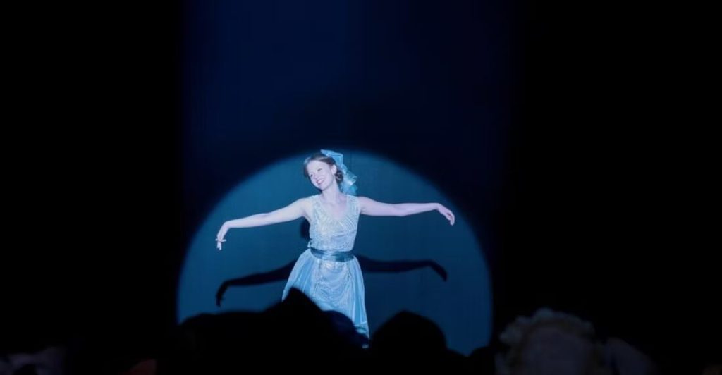 Mia Goth é ‘Pearl’ nas novas imagens oficiais do terror; Confira!