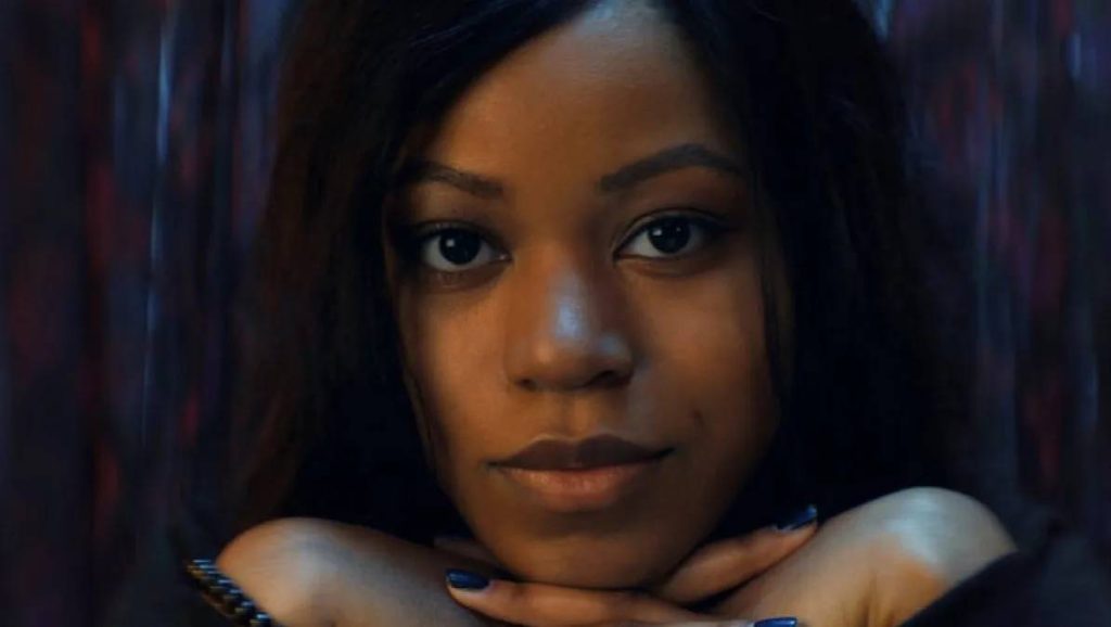 Riele Downs ajuda o FANTASMA de uma líder de torcida no novo clipe de ...
