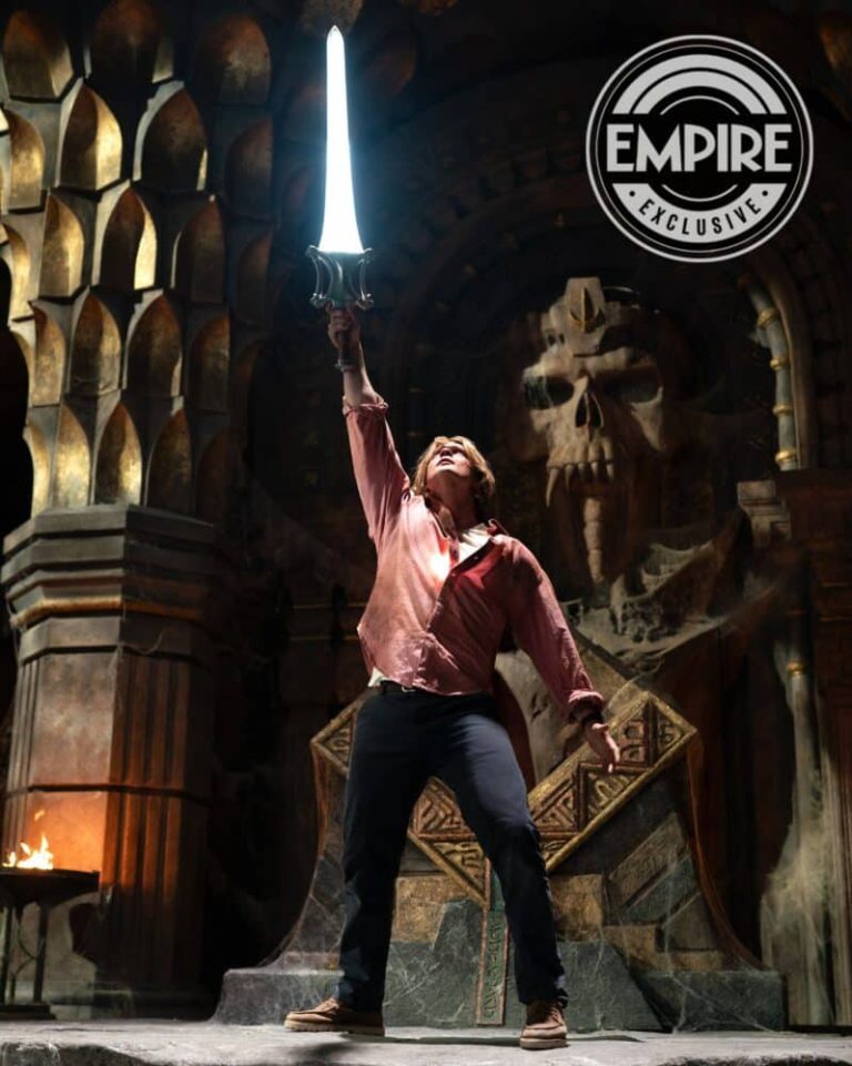 Nicholas Galitzine surge em clássica pose do He-Man em foto de ‘Mestres ...