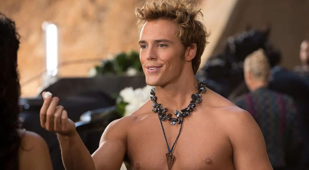 Sam Claflin desabafa sobre insegurança e pressão estética em Hollywood